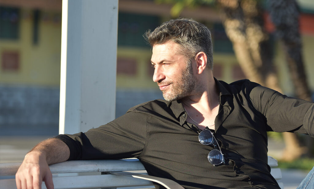 Alex Monaco, saviugda, asmeninis tobulėjimas, savišvieta